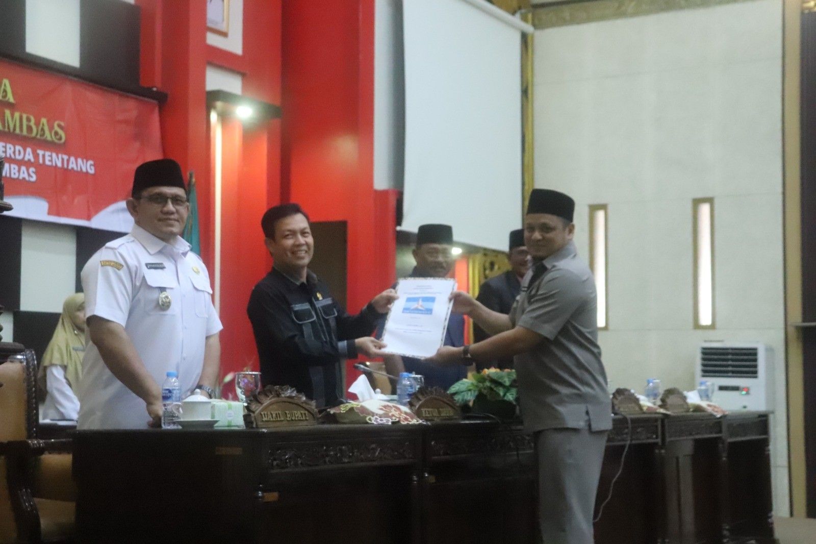 Berite Sambas | Fraksi-fraksi DPRD Sambas Sampaikan Pandangan Umum terhadap Raperda Perubahan ...